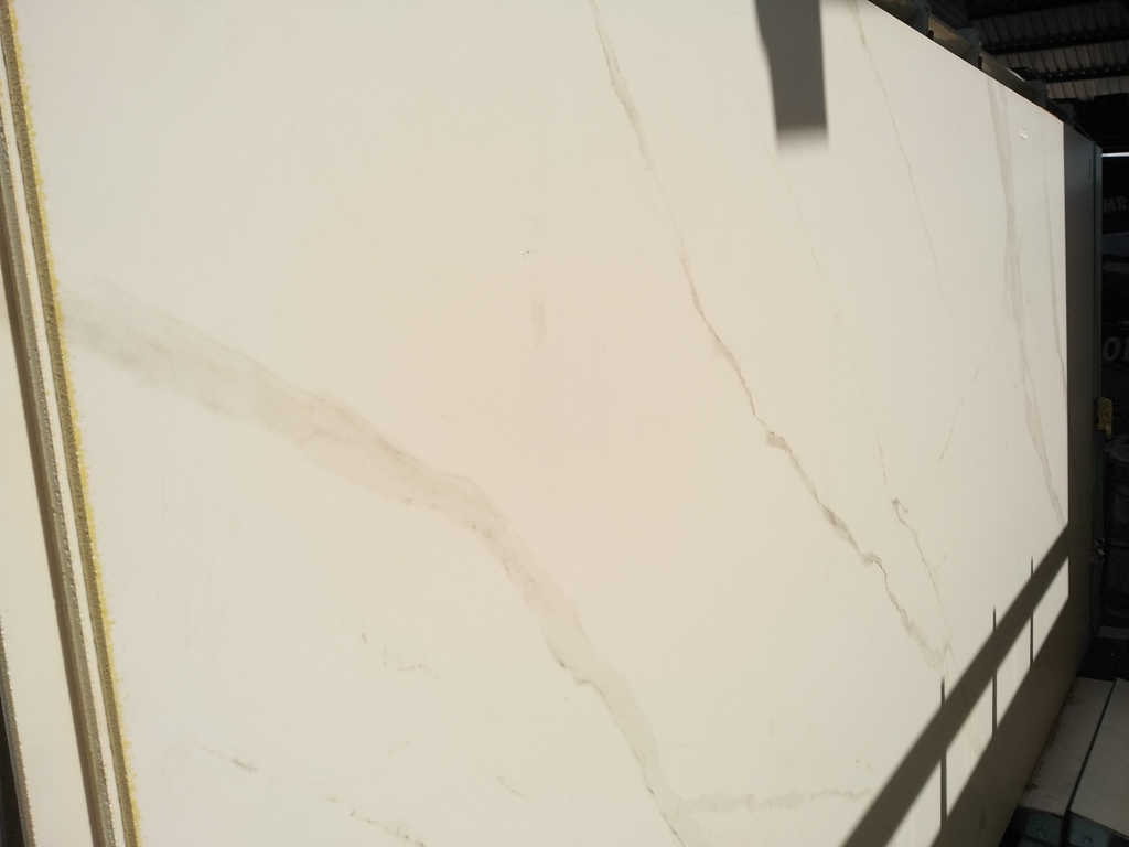 I Naturali Calacatta Oro 324x162x1,2 cm, mat – Modra stijena – Hrvatska