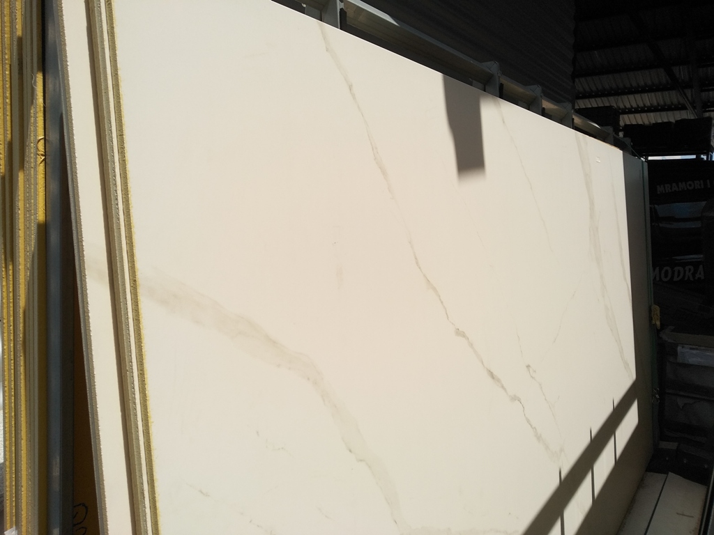 I Naturali Calacatta Oro 324x162x1,2 cm, mat – Modra stijena – Hrvatska